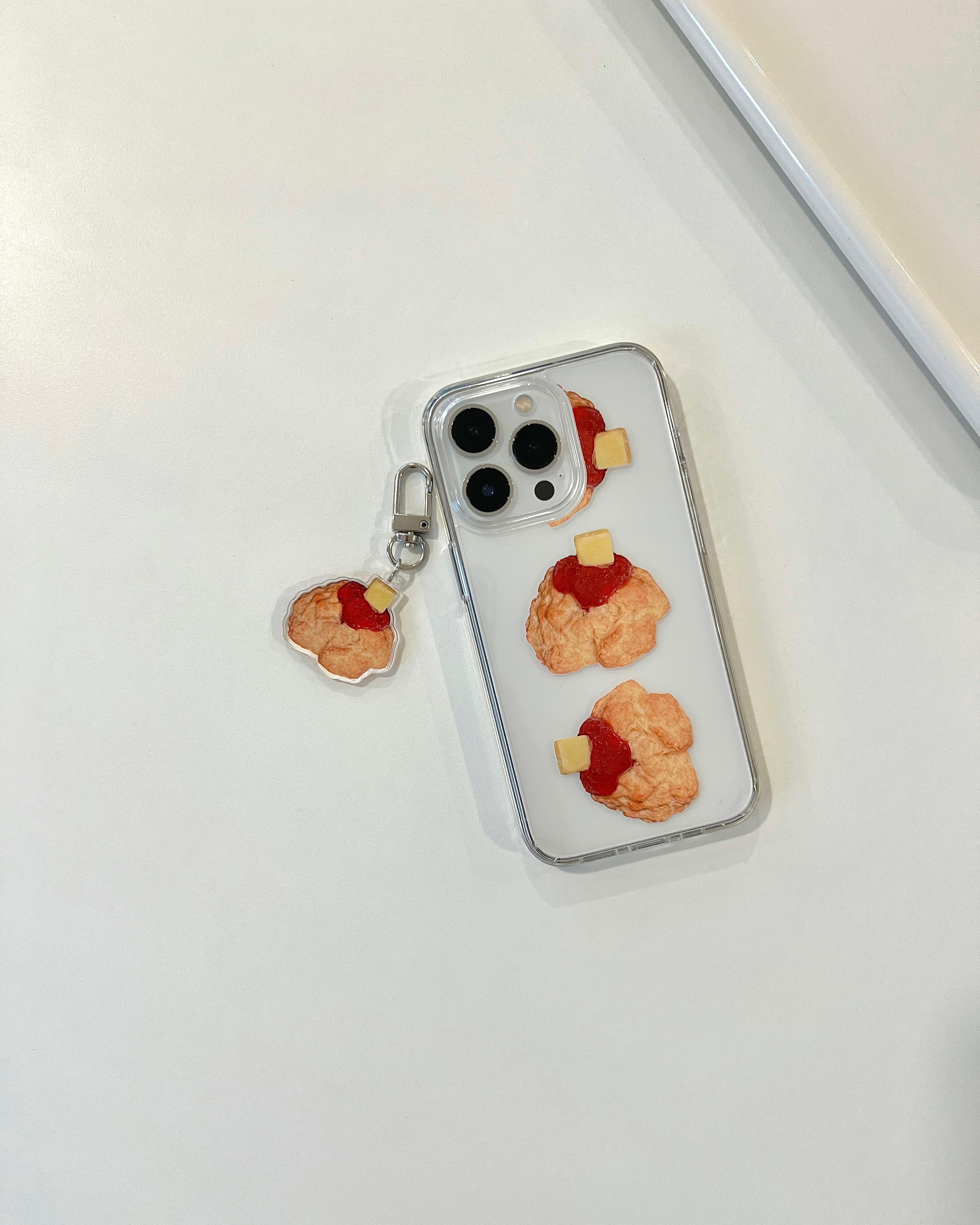 기타디자인용품 > Strawberry Jam Butter Scone Key Ring | 오늘의집 쇼핑